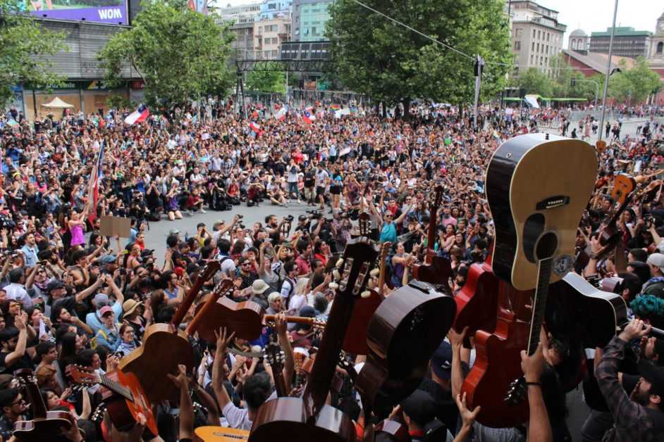 Las guitarras que abrieron “la marcha más grande de Chile” | Los videos ...